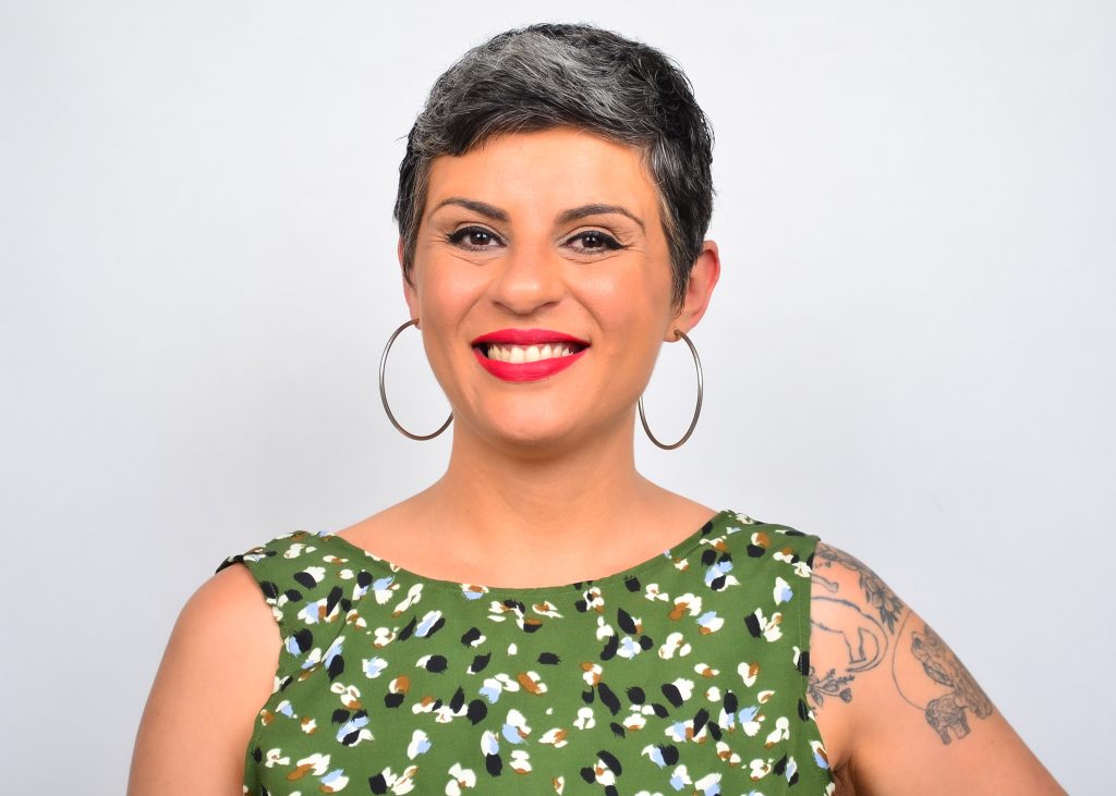 Eve Mayer, humorista londrinense, volta à cidade com show solo inédito ...